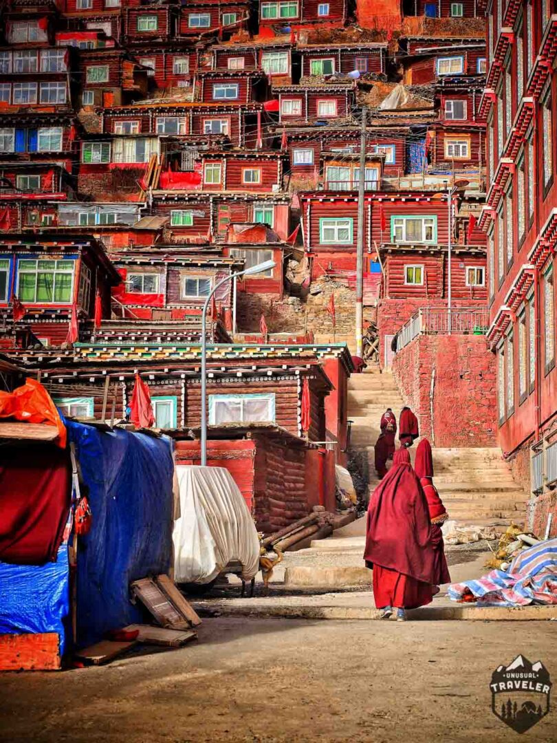 Larung Gar, Home to 40 000 Monks and Nuns - Unusual Traveler