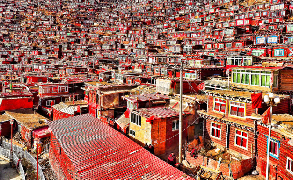Larung Gar, Home to 40 000 Monks and Nuns - Unusual Traveler