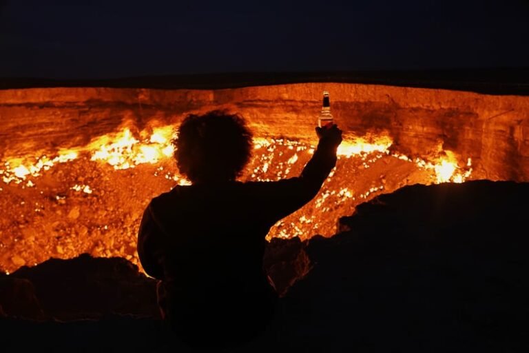 How To Visit The Gates of Hell / Darvaza Gas Crater In Turkmenistan ...
