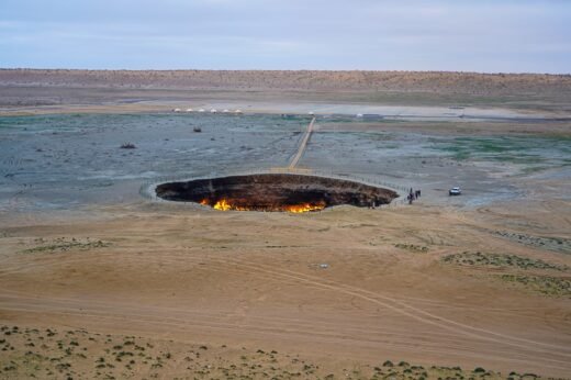 How To Visit The Gates of Hell / Darvaza Gas Crater In Turkmenistan ...