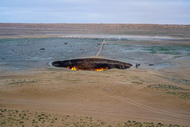 How To Visit The Gates of Hell / Darvaza Gas Crater In Turkmenistan ...