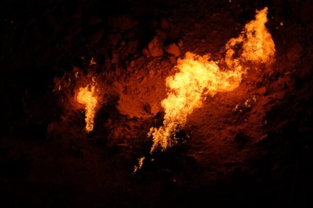 How To Visit The Gates of Hell / Darvaza Gas Crater In Turkmenistan ...